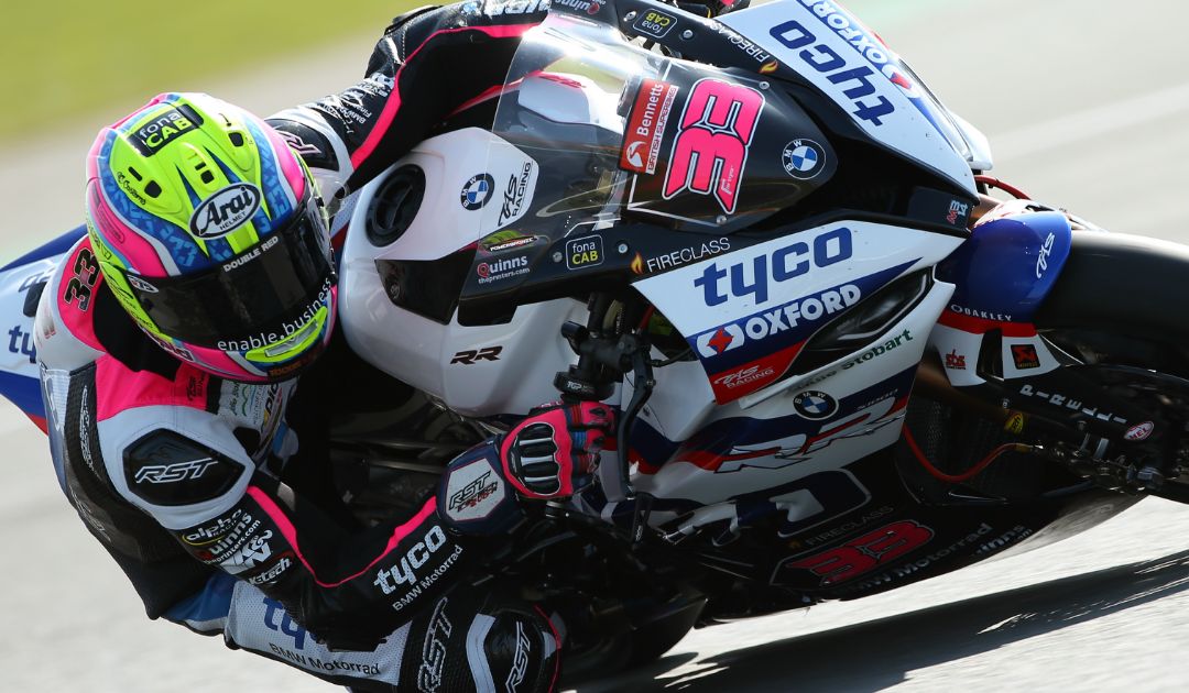 BSB Donington Prove 2: Keith Farmer (BMW) davanti alle Ducati