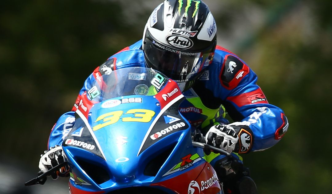 Michael Dunlop con Buildbase Suzuki nel BSB ad Oulton Park