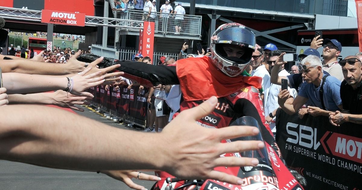 Superbike Misano: Bulega li sta facendo impazzire tutti, non c'è più storia