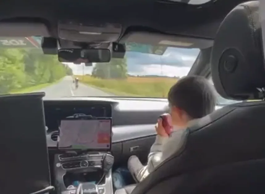 VIDEO: Wholesome moment as Luke Rowe's son encourages his father from ...