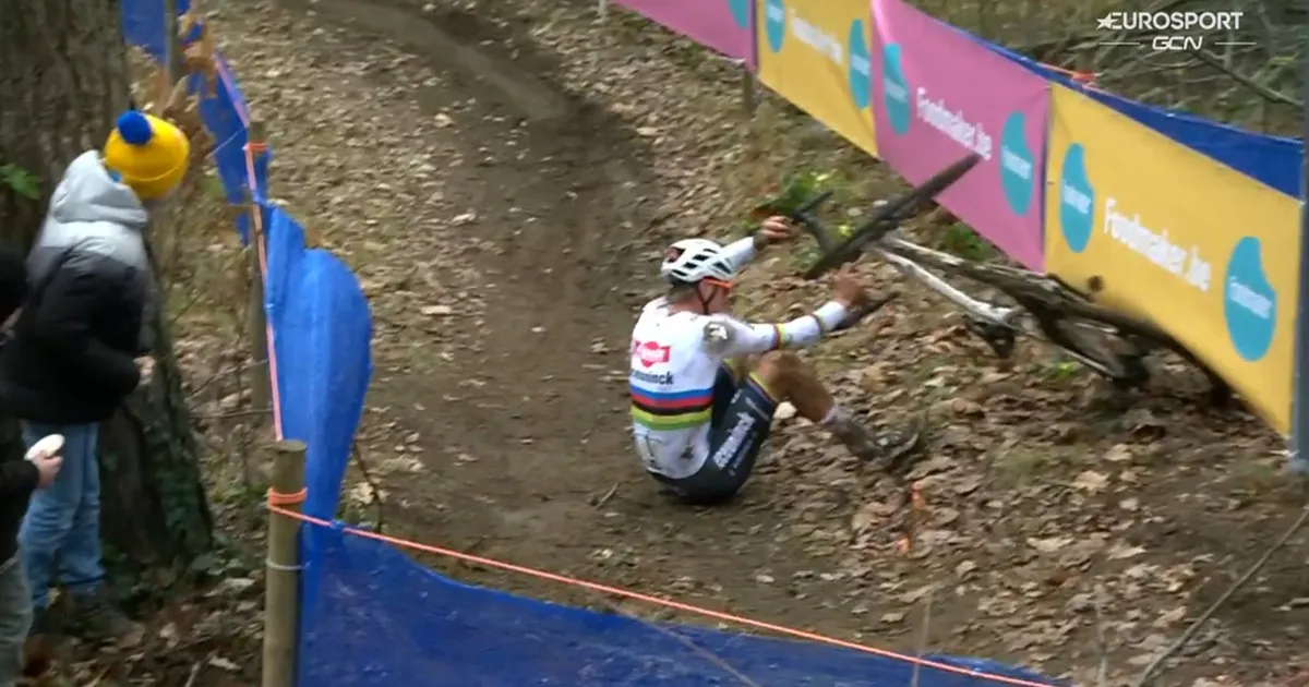VIDEO: Mathieu van der Poel crashes in tricky corner in Herentals