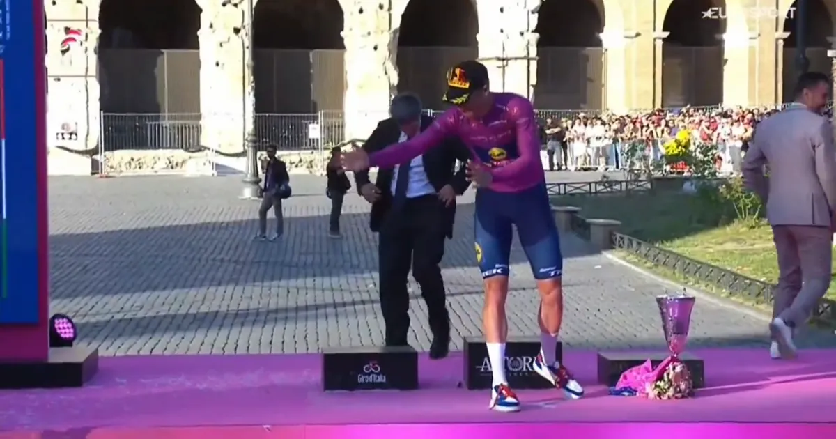 VIDEO: Jonathan Milan hilariously messes up Giro d'Italia podium ... VIDEO: Jonathan Milan hilariously messes up Giro d'Italia podium ...