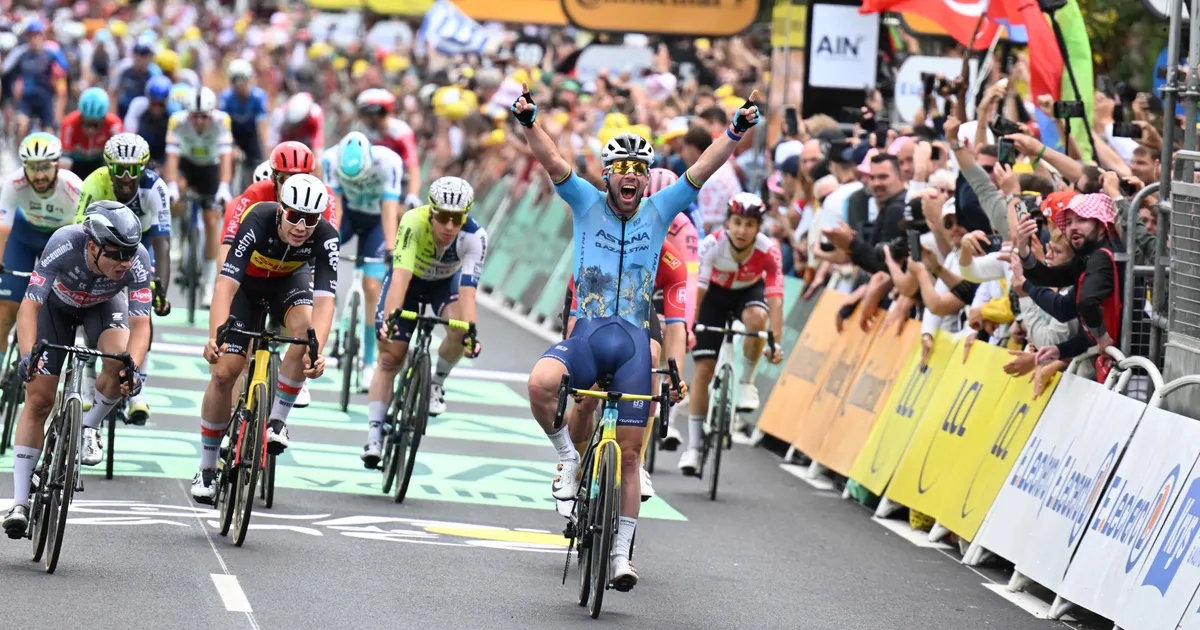 Mark Cavendish wins Singapore Criterium - Manx Missile hangs up the ...