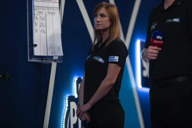 Eerste vrouwelijke official op podium PDC wereldkampioenschap