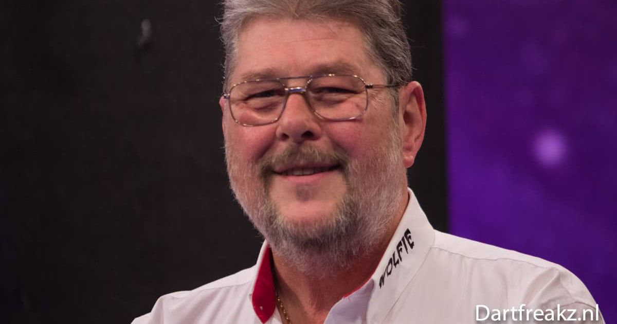Martin Adams baart opzien met een nieuw dartshirt tijdens MODUS Super ...