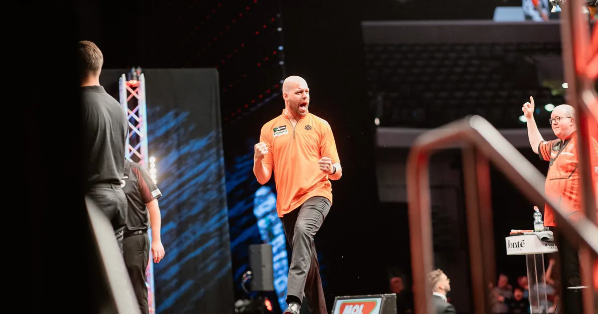 Cor Dekker gooit eerste officiële 9-darter, maar verliest van Bunting