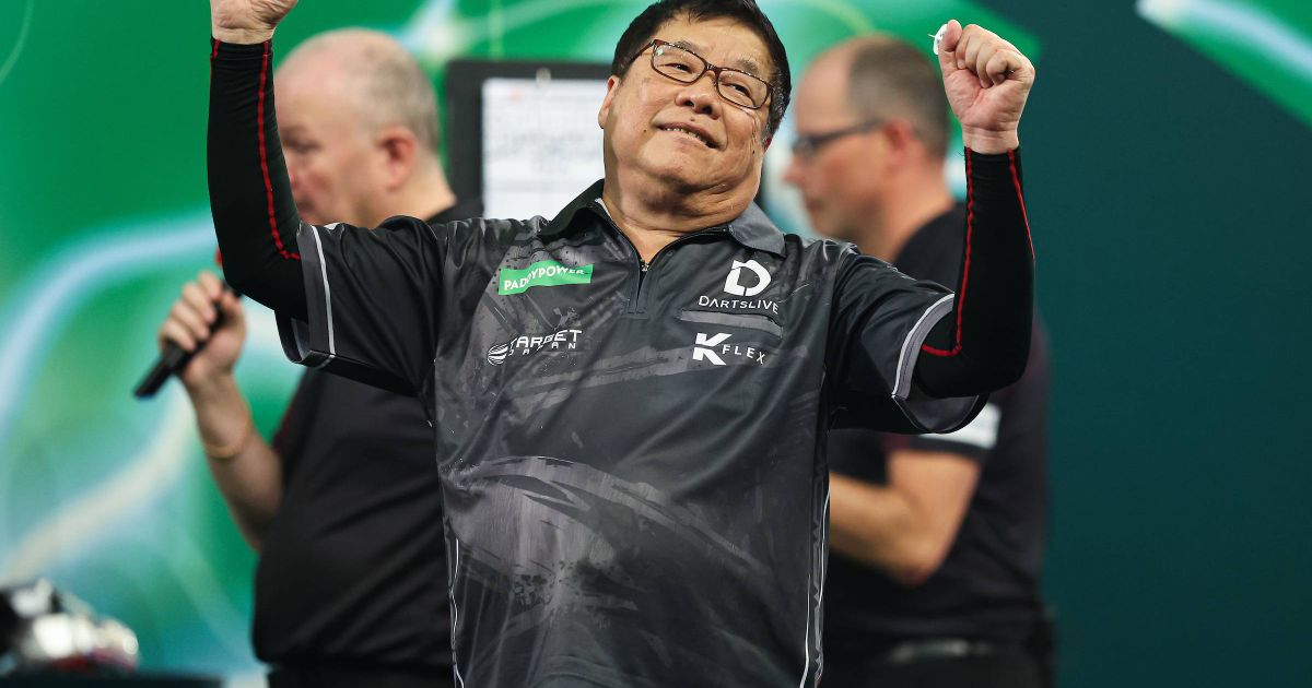 Paul Lim (71) schrijft weer geschiedenis op WK Darts en klopt Jeffrey ...