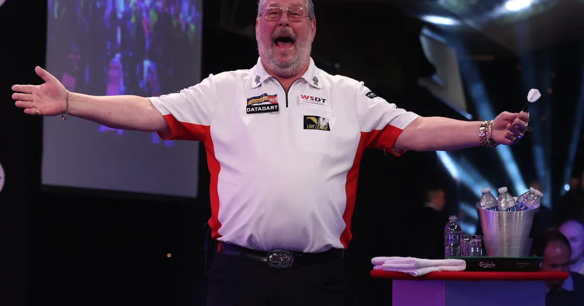 VIDEO: Martin Adams rolls back the years with stunning 111.33 average ...