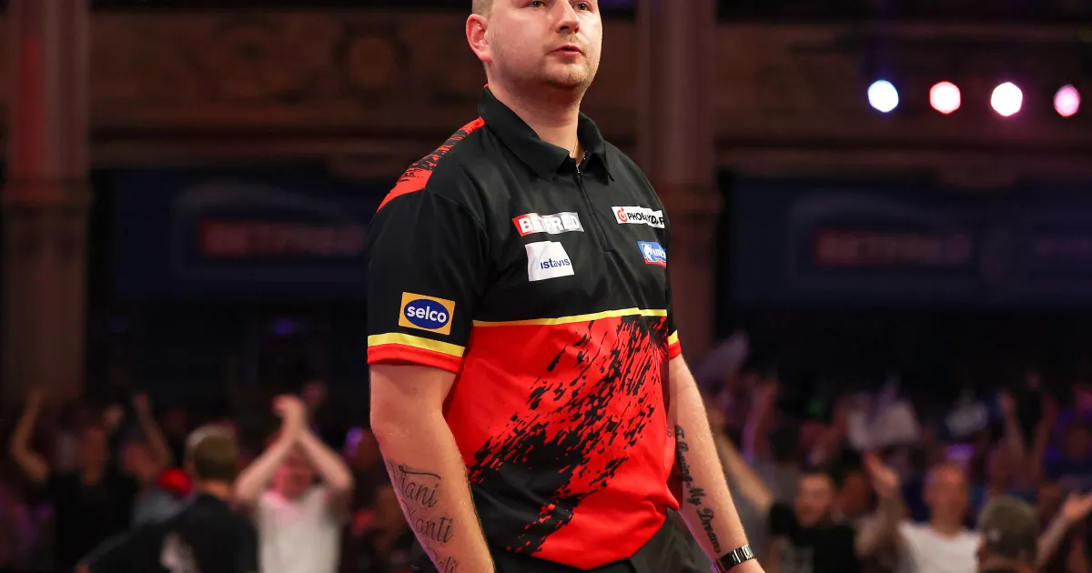 Van den Bergh seals comfortable win over Evans, Ratajski survives ...