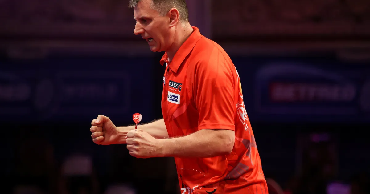 Ratajski and Bunting seal straight sets victories to begin World Grand Prix