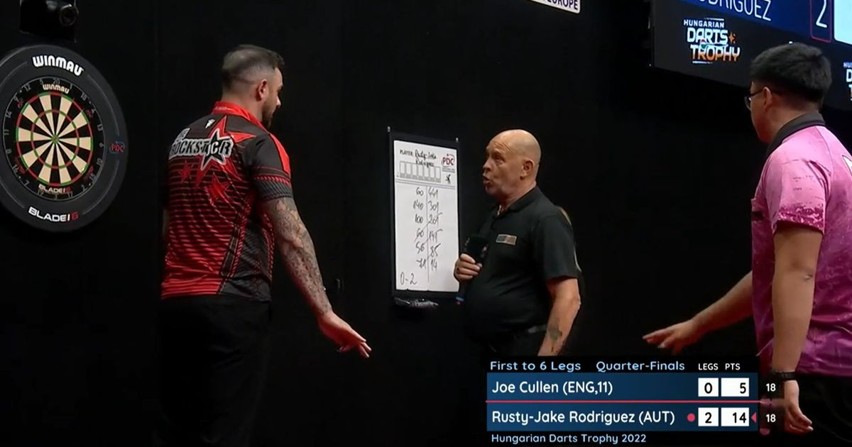 VIDEO: VAR in Darts as referee Russ Bray calls a foul throw on Cullen ...