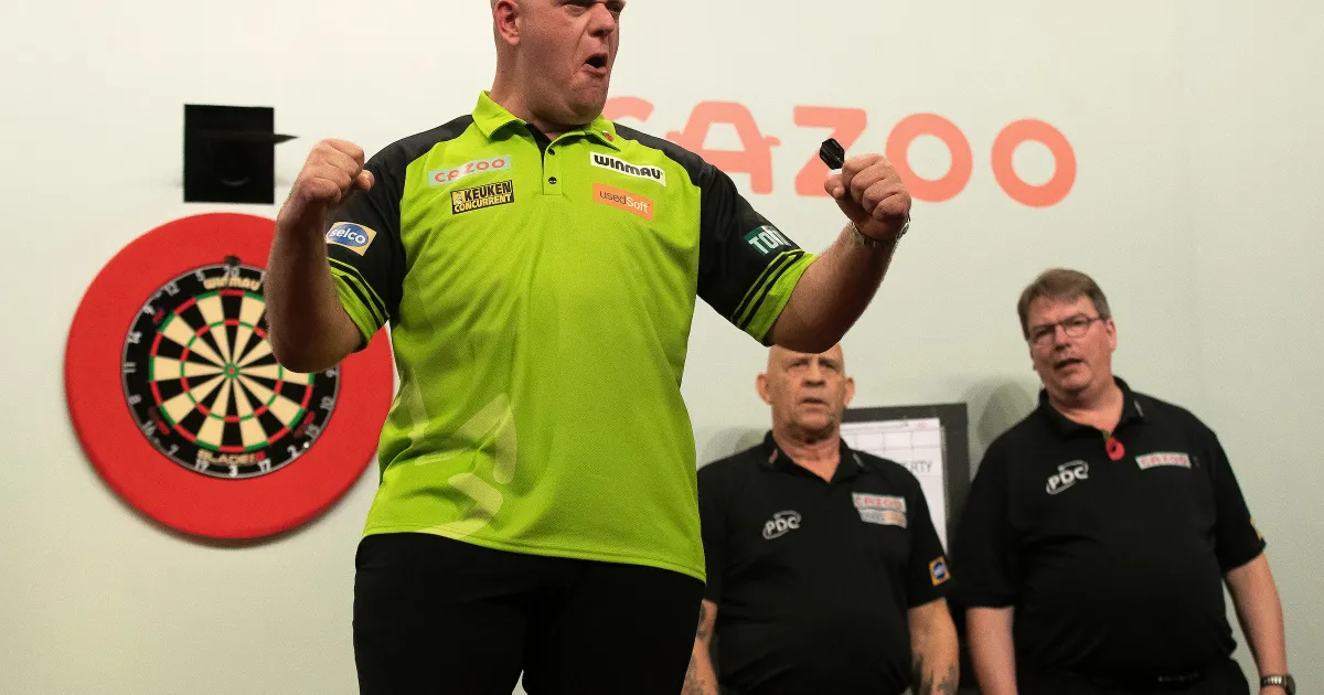 Van Gerwen and Clayton ease into Last 16 at Grand Slam of Darts
