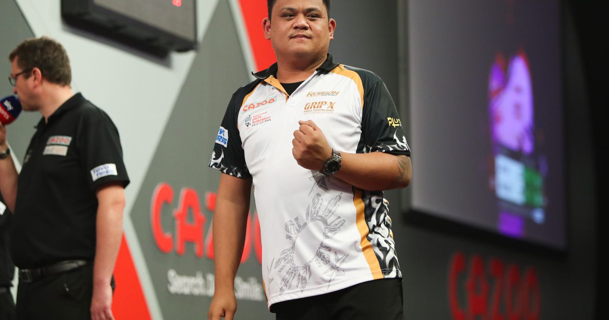 Paolo Nebrida kicks off day 4 at the 2025 World Darts Championship with ...