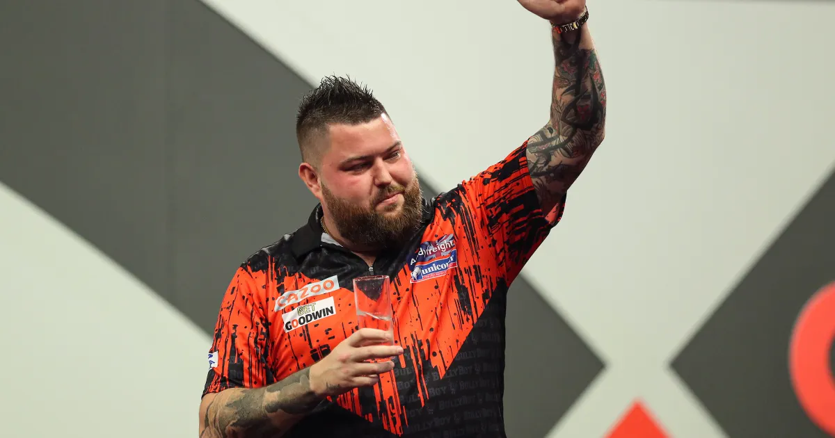 Smith staves off late comeback from Bunting to reach semi-finals of PDC ...