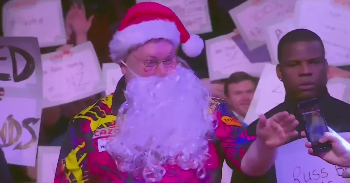 (VIDEO) Ricky Evans sends crowd into raptures with epic Santa walk on ...