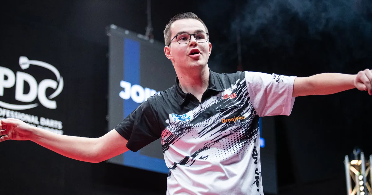 Van Veen combines studies and darts career: "Not easy, but well worth the effort"