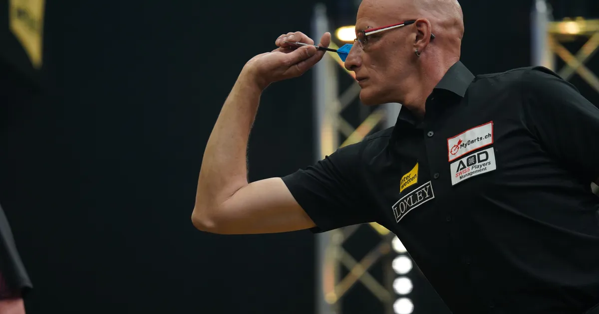 ''Swiss Co Stompé'' signs contract at manufacturer Loxley Darts