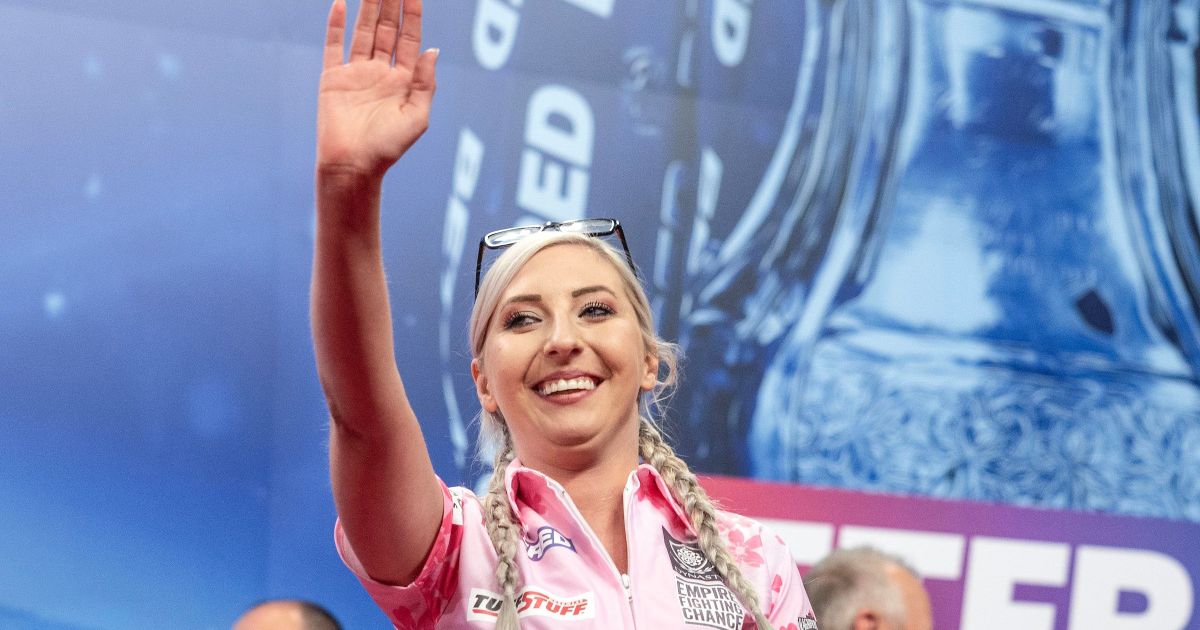 Fallon Sherrock whitewashes returning Dobromyslova before Lisa Ashton ...