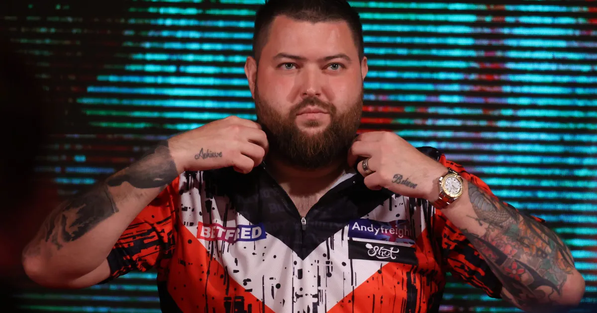 Michael Smith, Dimitri van den Bergh and Peter Wright move into Quarter ...