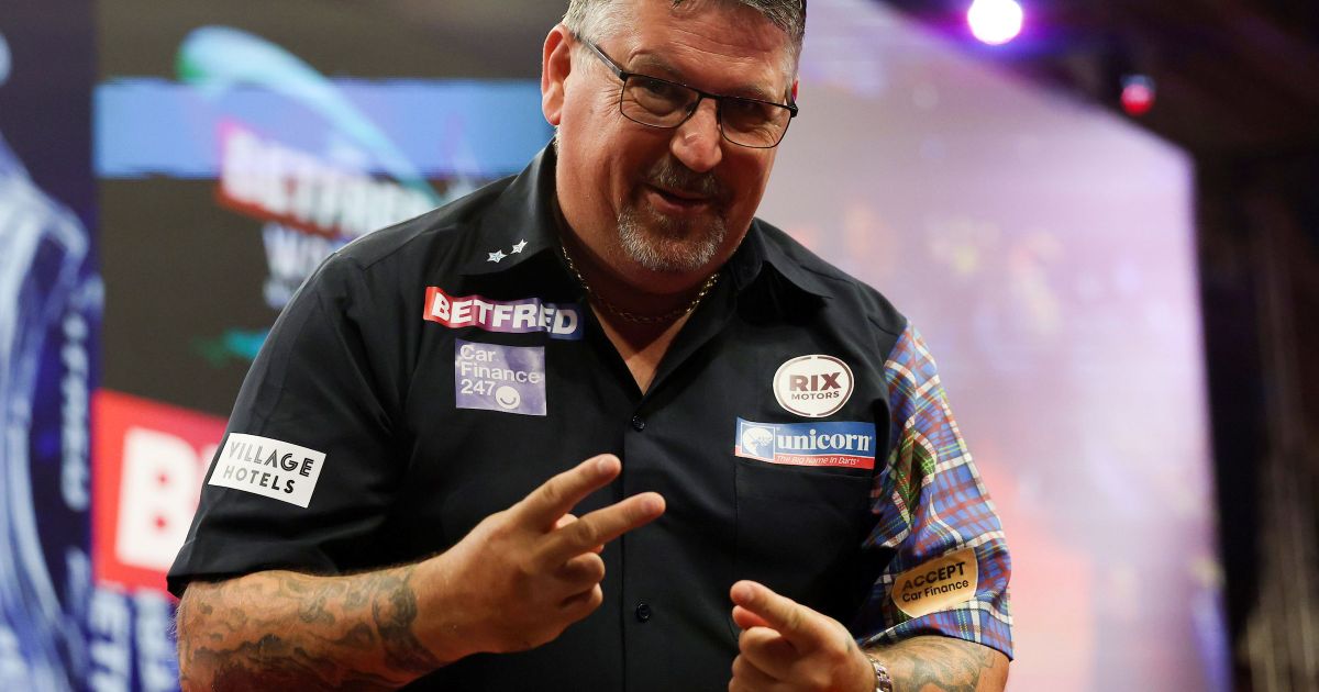 Gary Anderson throws nine-dart finish during Players Championship 24