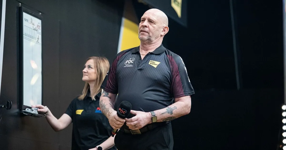 Legendary referee Russ Bray says Luke Humphries being overlooked for ...