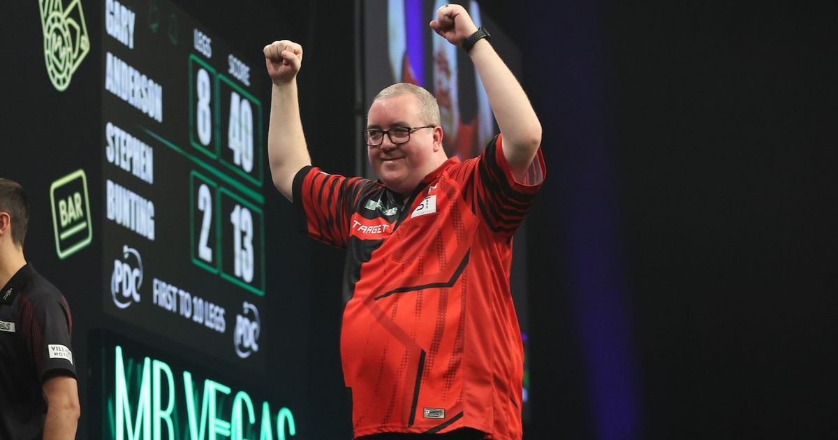 Bullet hits back: Stephen Bunting takes down German debutant Kai ...