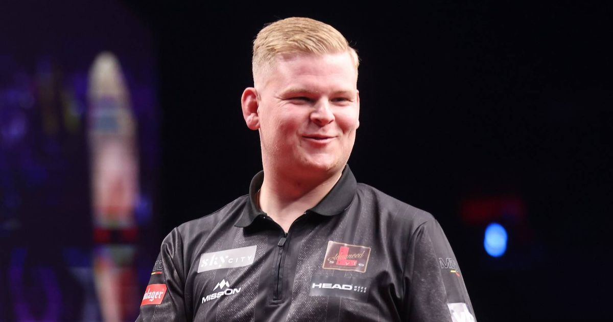 COLUMN: “Mike De Decker forgets he’s a professional darts player – he ...