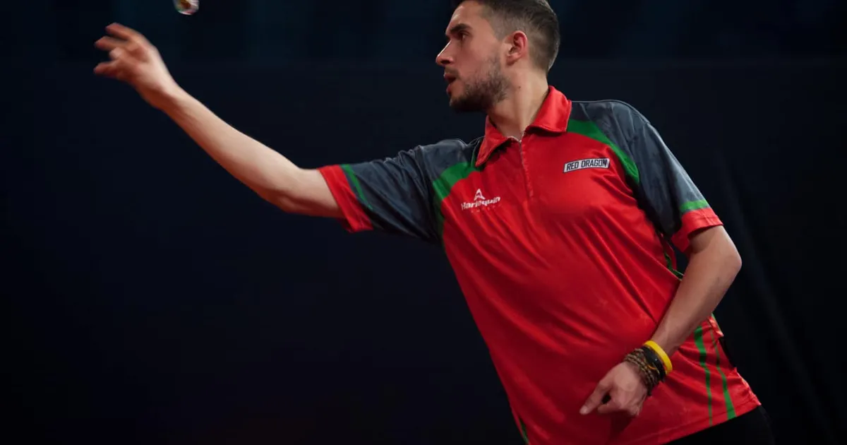THROWBACK VIDEO: Lewis knocks out Wright at 2018 PDC World Darts ...