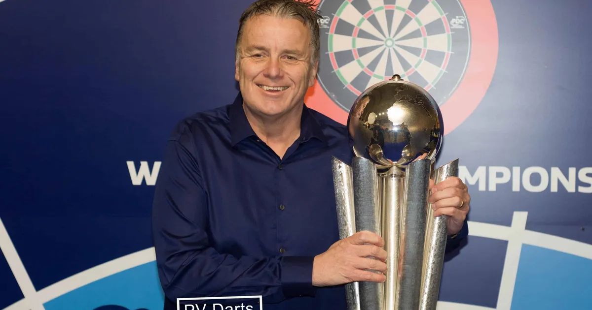 Loxley Darts sign former World Champion Keith Deller