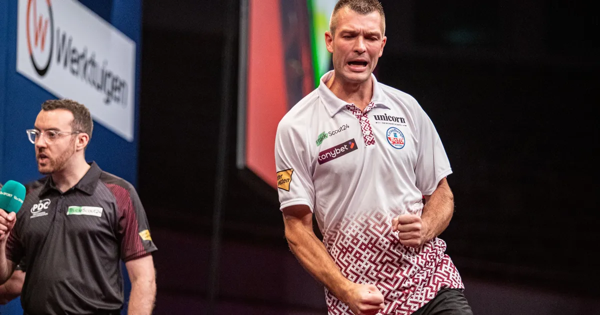 Madars Razma trifft bei der Darts WM auf den amtierenden Weltmeister