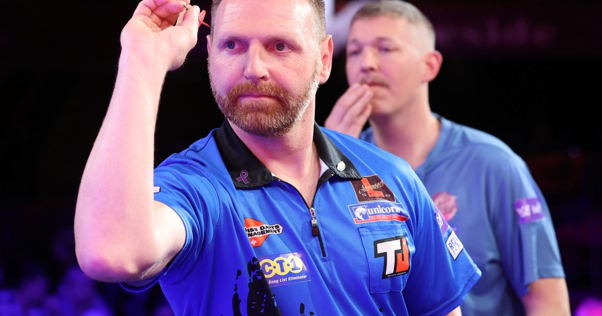 Thomas Junghans stuurt kersverse vader David Pallett terug naar huis