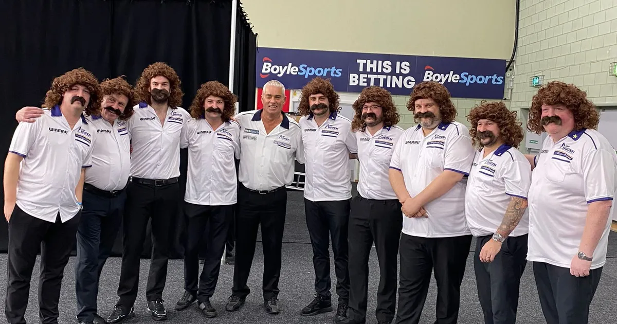 Collega-darters staan met 'Bronzed Adonis'-kleding stil bij laatste Pro ...