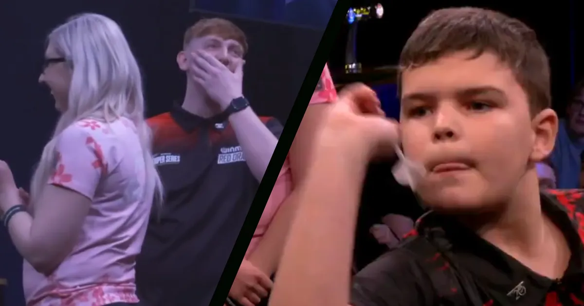 VIDEO | 12-jarig ventje gooit schitterende 145 finish in koppelpartij tegen Fallon Sherrock