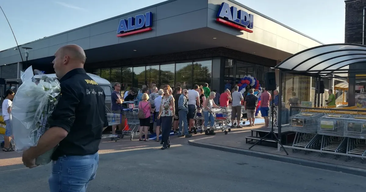 Lange rij wachtenden voor aanbiedingen nieuwe Aldi