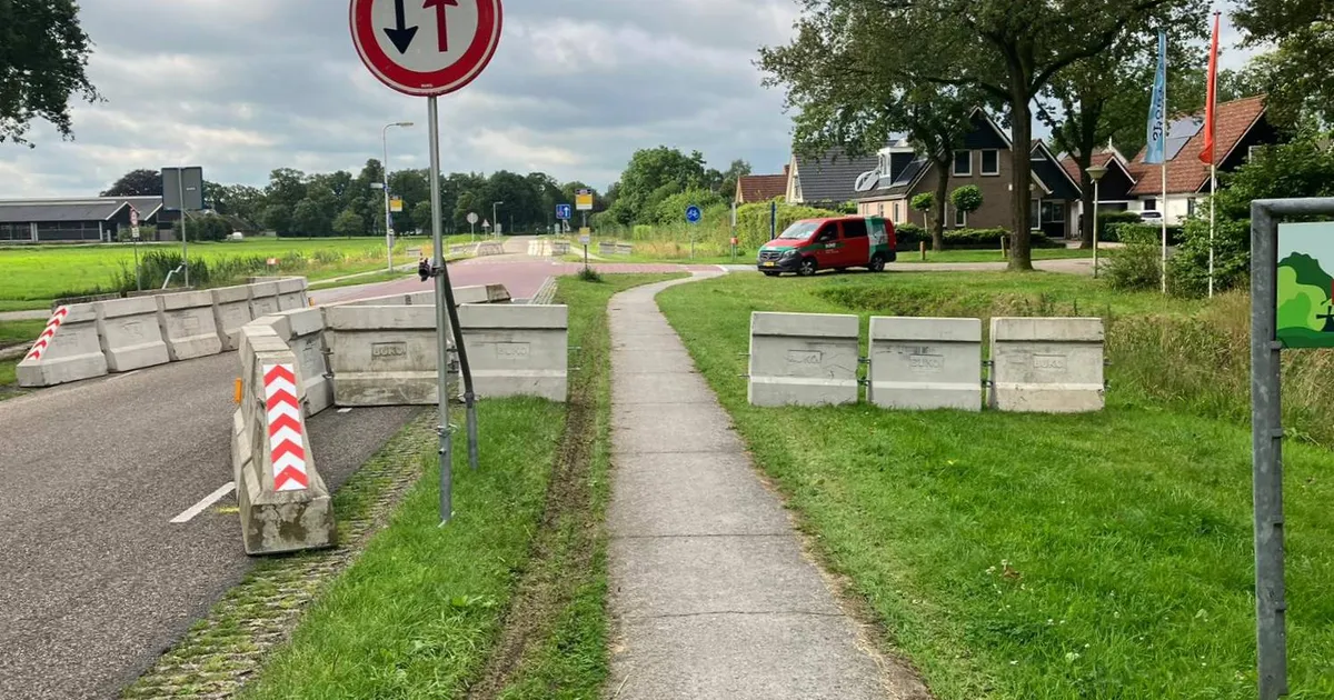 Tijdelijke roadblocks in Slenkenweg in de Wijk staan nu verder uit elkaar