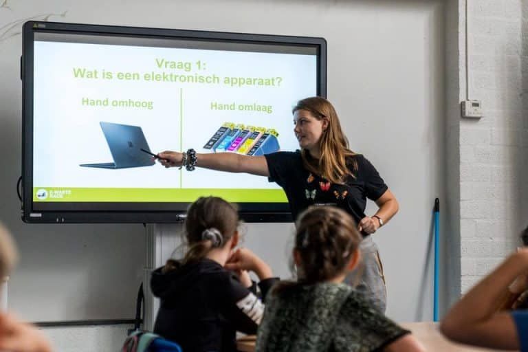Kinderen aan de slag met elektronisch afval tijdens E-waste Race
