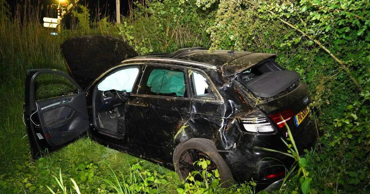 Auto vliegt van de weg op Vlijmenseweg