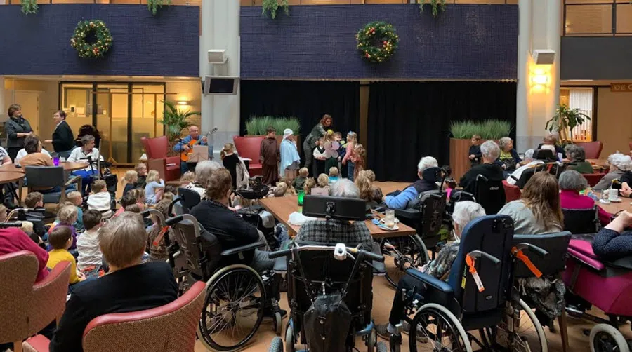 Kleuters IKC Achterberg spelen het kerstverhaal voor de bewoners van de ...