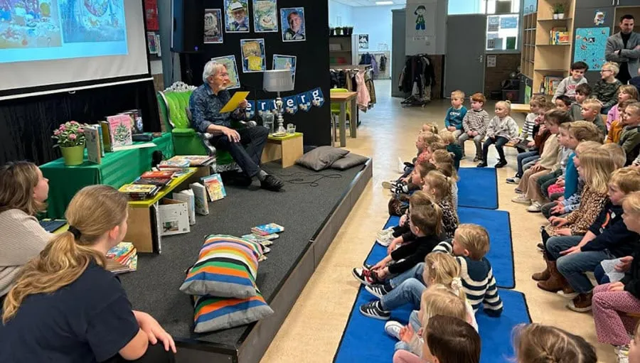 Schrijver Jacques Vriens op bezoek bij IKC Achterberg