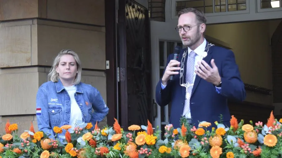 Kelly van Zon gehuldigd op bordes gemeentehuis