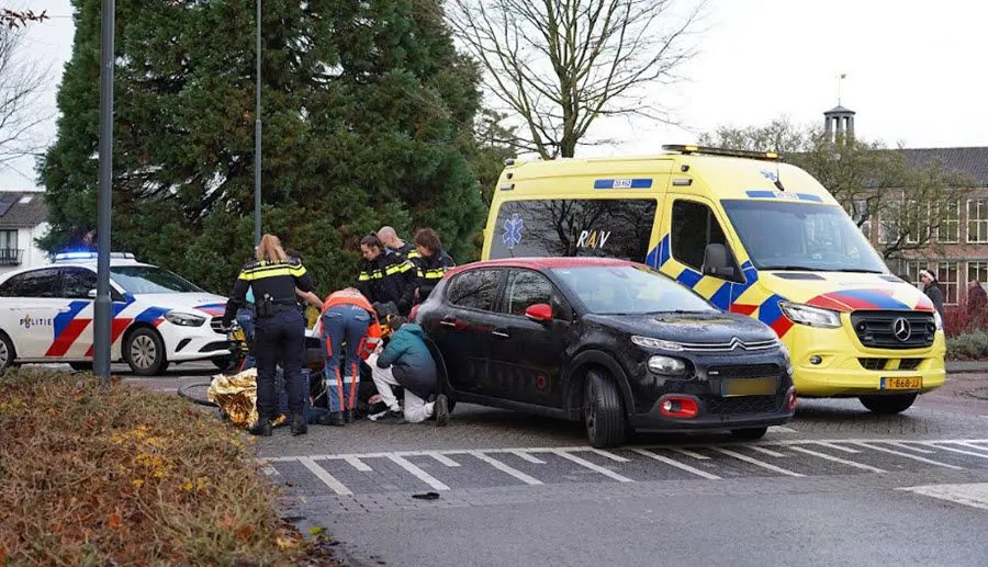 Meisje op fiets gewond na botsing met auto