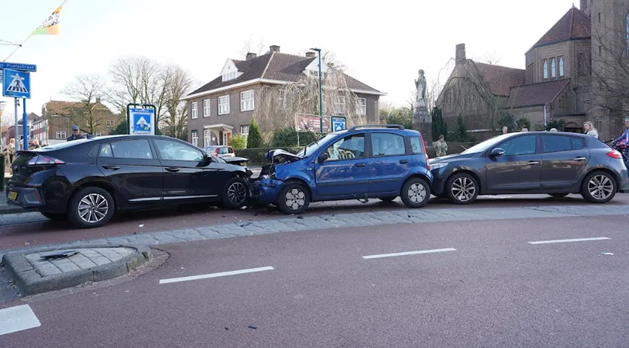 Vrouw gewond bij botsing tussen drie auto's