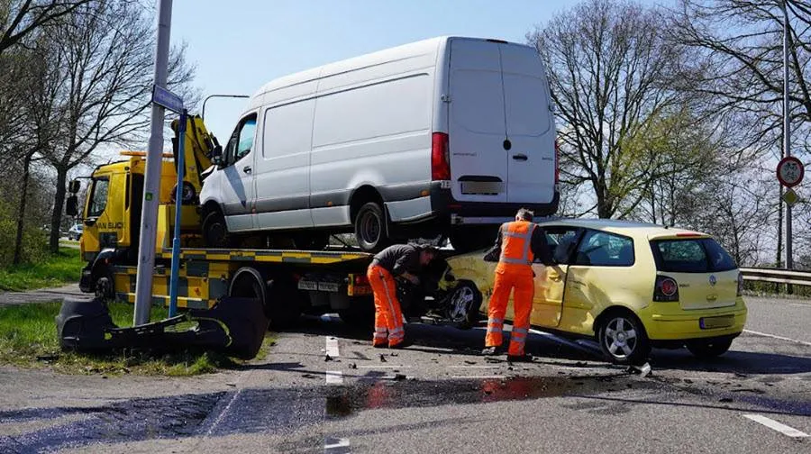 Botsing tussen bestelbus en auto op Vierbundersweg