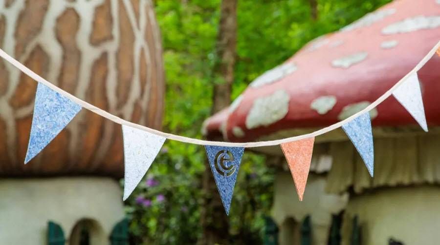 Oude Efteling-kleding krijgt nieuw leven als feestelijke vlaggenlijn