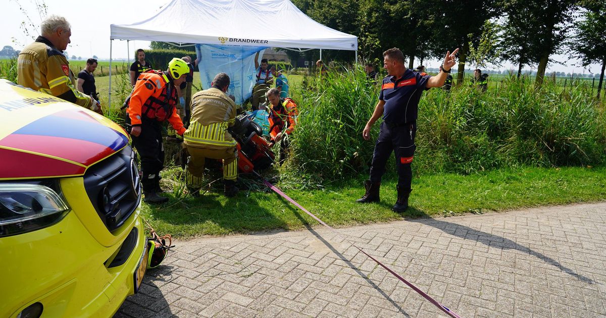 Man zwaargewond na val in sloot met zitmaaier in Wagenberg