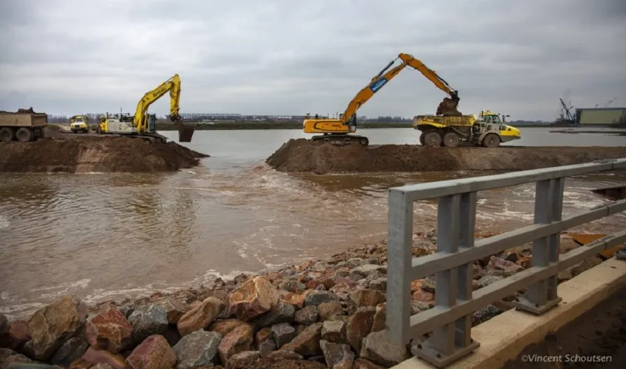 Nevengeul met Waal verbonden