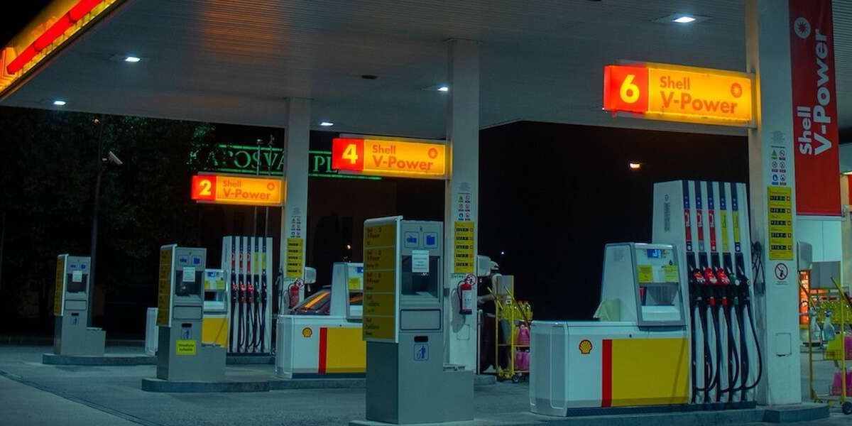 Benzine kost nu twee euro per liter