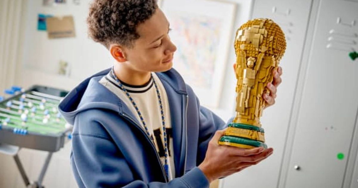 LEGO zet grote voetballegendes aan tafel voor LEGO FIFA World Cup trofee