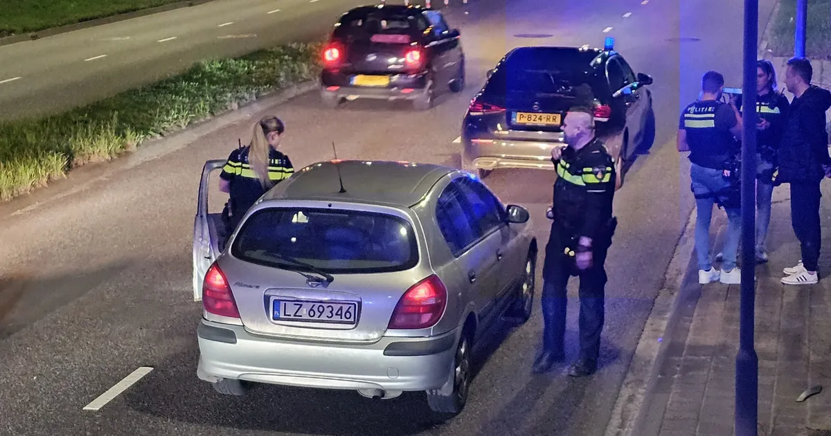 Bestuurder met auto met buitenlands kenteken vlucht na aanrijding
