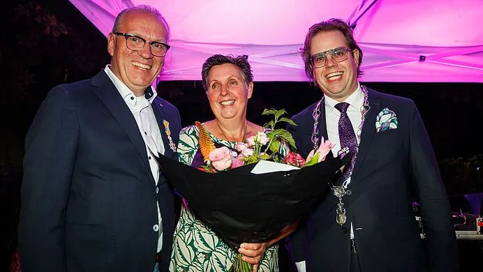 Locoburgemeester Peter de Pater reikt een Koninklijke onderscheiding ...